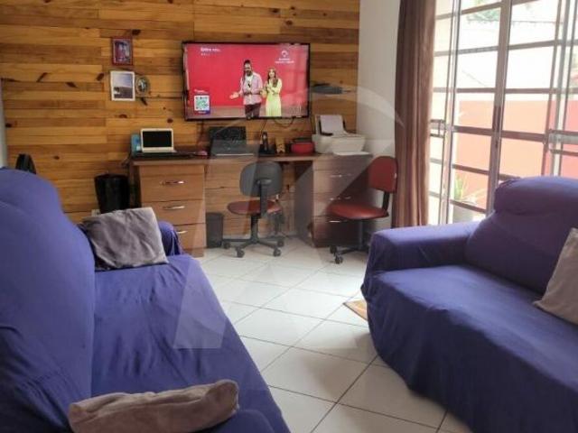 Sobrado com 4 dormitórios, 3 banheiros e 2 vagas