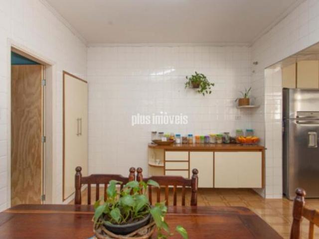 Sobrado com 4 quartos, 197m²
