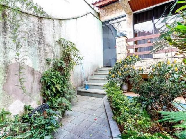 Sobrado com 4 Quartos, 1 Suíte, Varanda, Quintal Grande, 4 Vagas de Garagem na Vila Medeiros