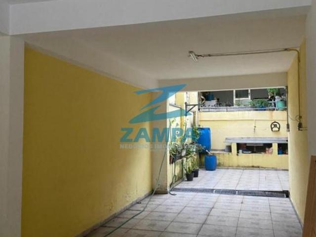 SOBRADO COM 4 QUARTOS 2 SUITES, CHURRASQUEIRA, EDÍCULA E 4 VAGAS NO JD VITÓRIA EM CAMPO LIMPO PTA
