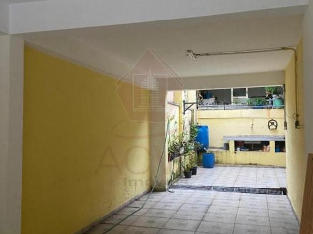 SOBRADO COM 4 QUARTOS 2 SUITES, CHURRASQUEIRA, EDÍCULA E 4 VAGAS NO JD VITÓRIA EM CAMPO LIMPO PTA