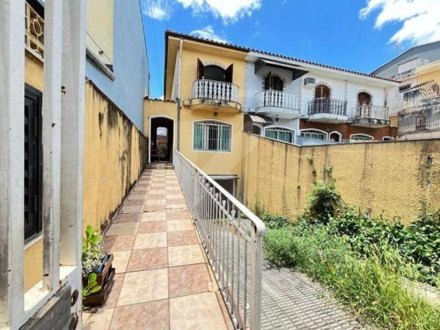 Sobrado com 4 Quartos, 2 Suítes, Quintal Grande, 10 Vagas de Garagem Vila Gustavo