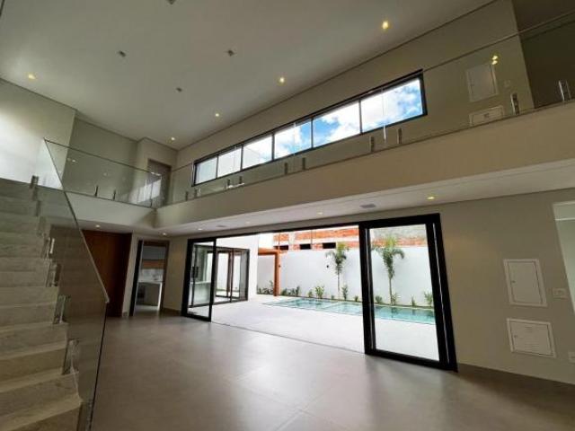 Sobrado com 4 quartos à venda, Condomínio Jardim Versailles Uberlândia/MG