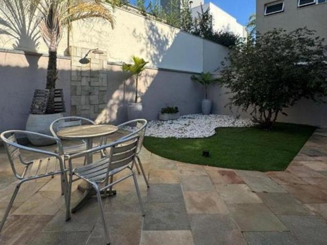 Sobrado com 4 quartos à venda condominio jardins roma Uberlândia/MG