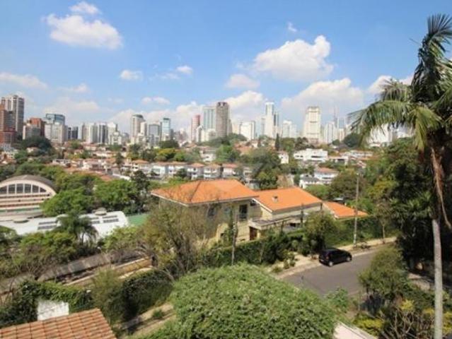 Sobrado com 4 quartos à venda em Pacaembu SP