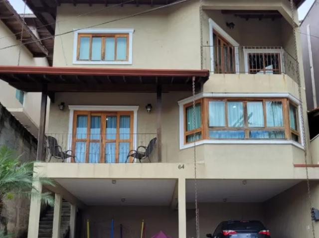 Sobrado com 4 Quartos e 4 banheiros à Venda, 340 m² por R$ 1.200.000