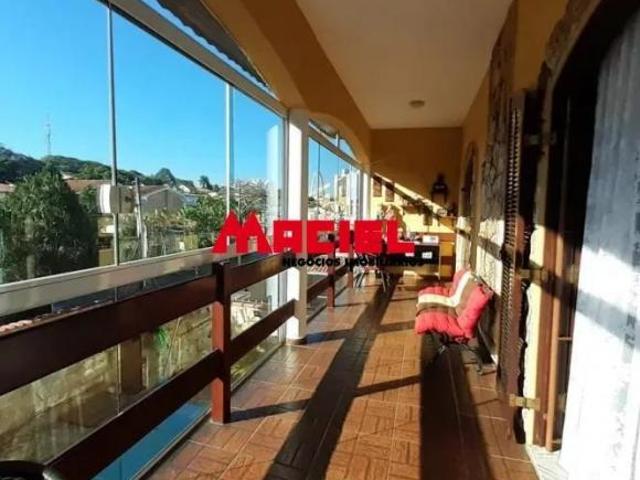 Sobrado com 4 Quartos e 4 banheiros à Venda, 354 m² por R$ 2.200.000