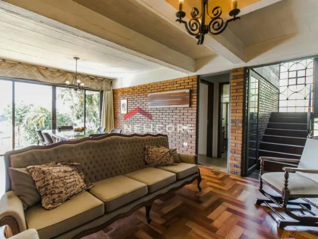 Sobrado com 4 Quartos e 4 banheiros à Venda, 332 m² por R$ 1.100.000