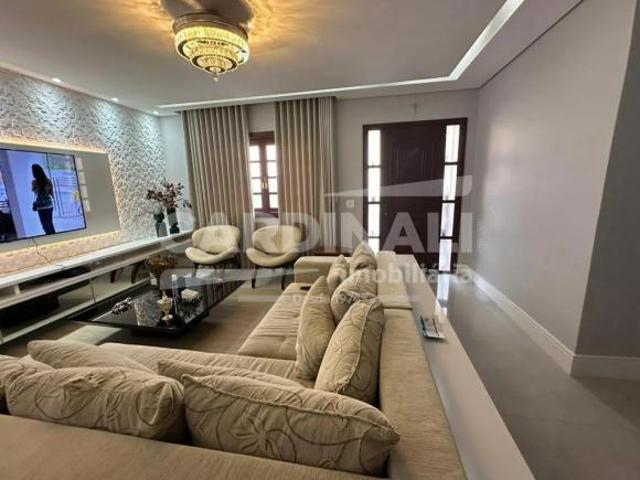 Sobrado com 4 quartos e 5 banheiros à venda, 390 m² por R$ 1.600.000. Próximo a Puc I