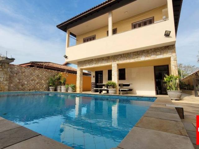 Sobrado com 4 Quartos e 6 banheiros à Venda, 371 m² por R$ 1.060.000