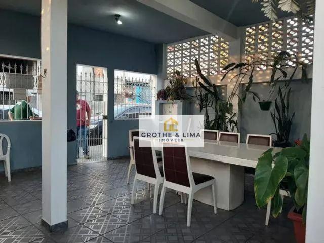 Sobrado com 4 Quartos e 2 banheiros à Venda, 264 m² por R$ 431.000