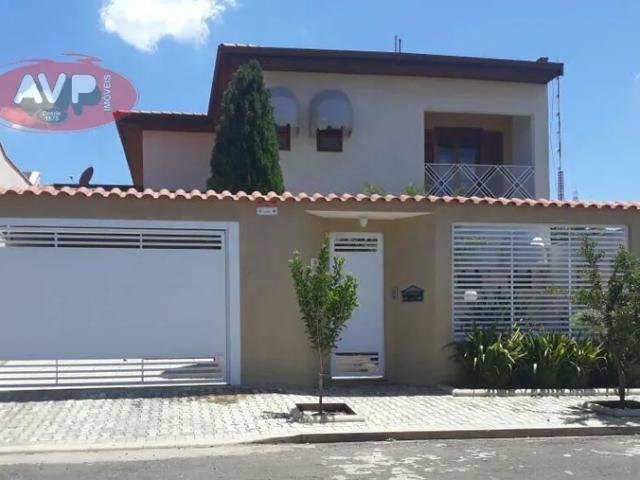 Sobrado com 4 Quartos e 2 banheiros à Venda, 290 m² por R$ 970.000