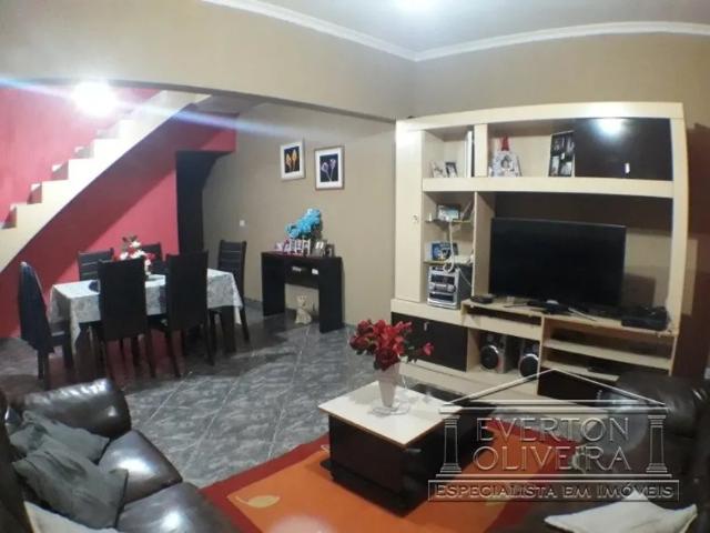 Sobrado com 4 Quartos e 2 banheiros à Venda, 213 m² por R$ 380.000
