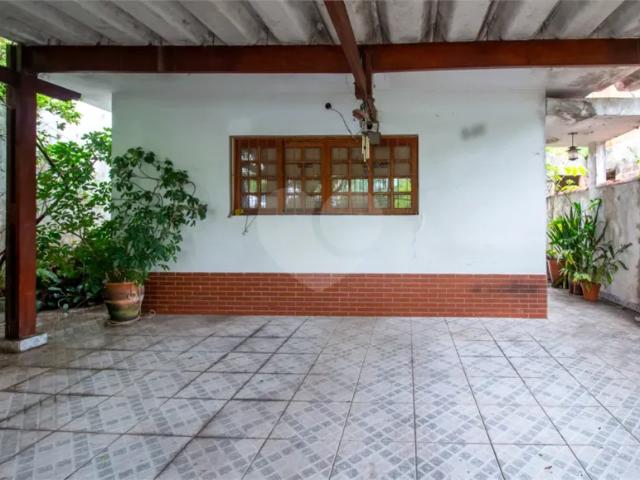 Sobrado com 4 Quartos e 3 banheiros à Venda, 135 m² por R$ 1.200.000