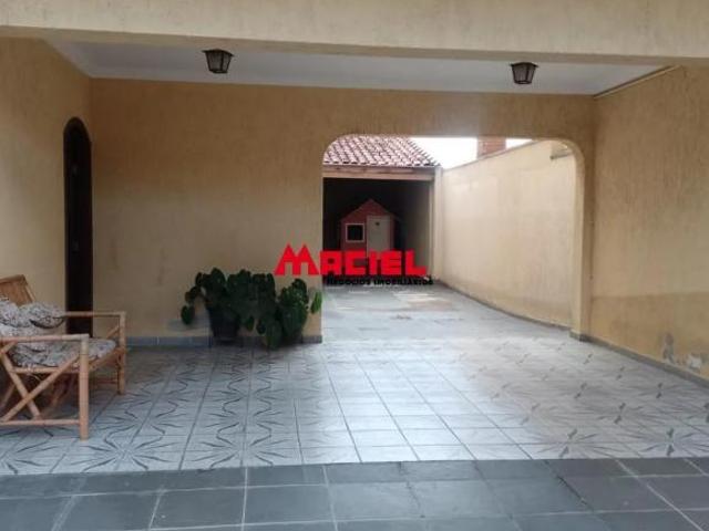 Sobrado com 4 Quartos e 3 banheiros à Venda, 275 m² por R$ 899.000