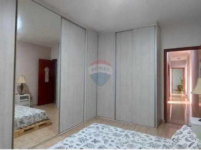 Sobrado com 4 Quartos e 3 banheiros à Venda, 238 m² por R$ 490.000