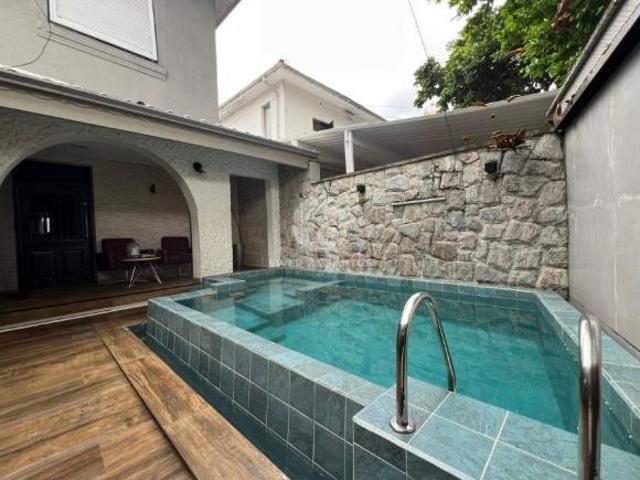 Sobrado com 4 quartos e piscina no Boqueirão em Santos