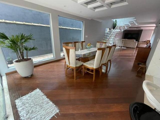 Sobrado com 4 quartos, energia solar e área gourmet completa