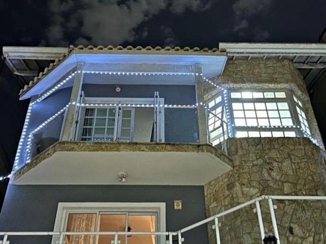 Sobrado com 4 quartos, energia solar e área gourmet completa