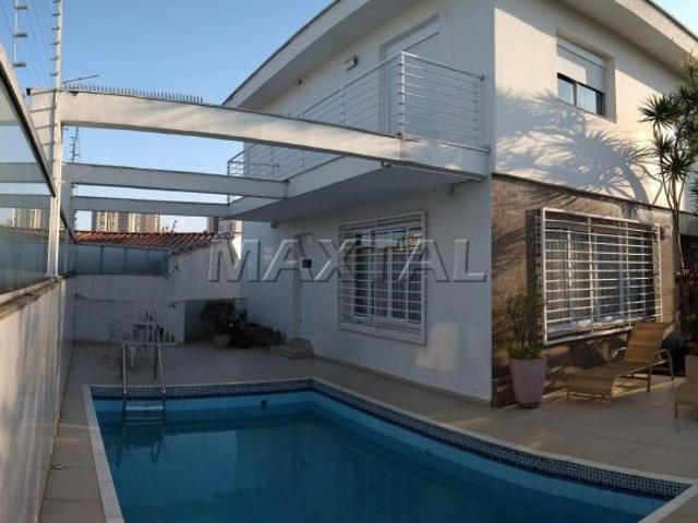 Sobrado com 4 quartos, sendo 1 suíte, 4 vagas, escritório, piscina com 297m²
