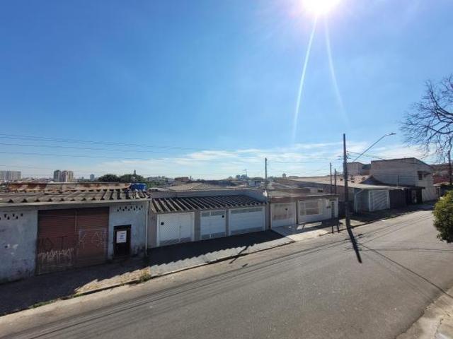 Sobrado com 4 quartos, sendo 2 suítes, 3 vagas cobertas e churrasqueira