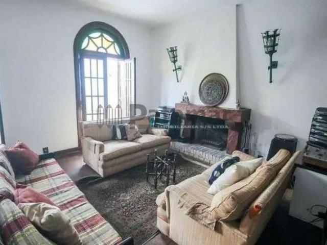 sobrado com 4 quartos sendo 2 suites Jardim Leonor