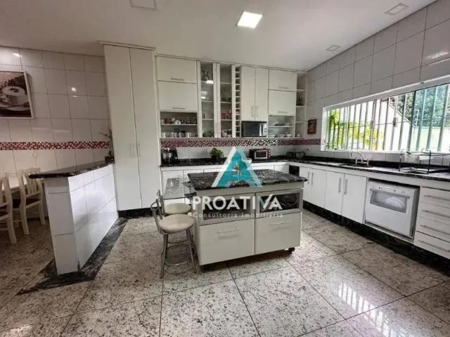 Sobrado com 4 Quartos para venda ou aluguel, 570m² Santa Maria
