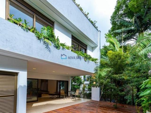 Sobrado com 4 suíte e 4 vagas em condomínio