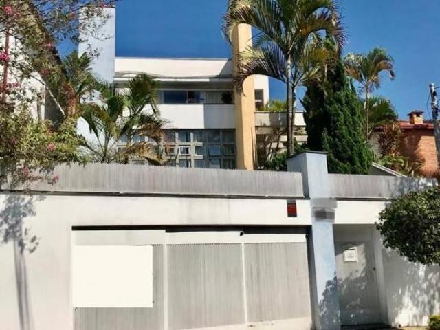 Sobrado com 4 suítes, 4 salas, 8 vagas e área gourmet na Vila Albertina