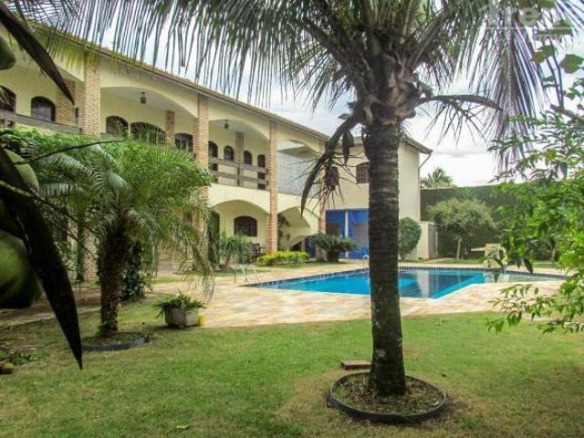Sobrado com 4 suítes a 100 metros da praia