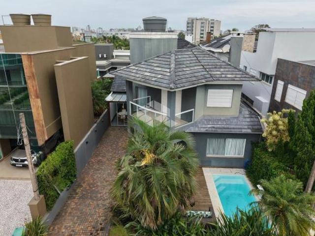 Sobrado com 4 suítes mob/dec, área gourmet + piscina no condomínio fechado em Capão da Canoa