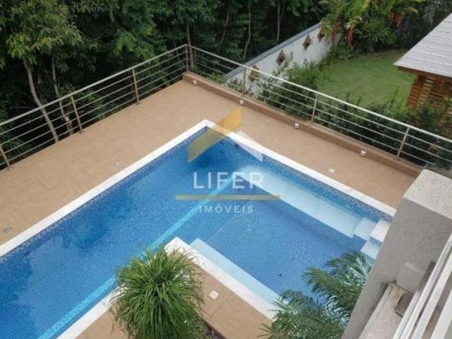 Sobrado com 4 suítes, pé direito duplo e vista para a mata com piscina aquecida