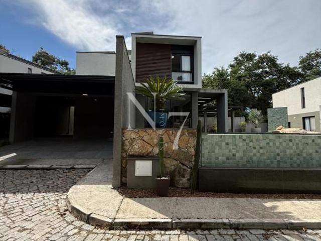 Sobrado com 4 Suites, Piscina, Área Gourmet em Condominio Exclusivo