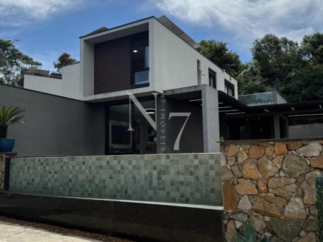 Sobrado com 4 Suites, Piscina, Área Gourmet em Condominio Exclusivo