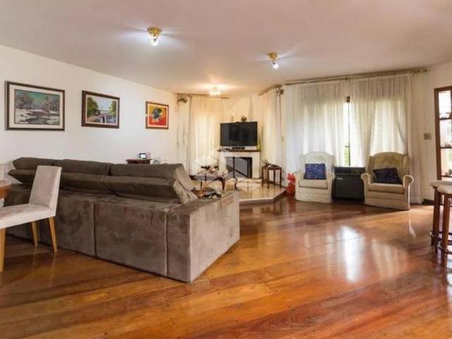 Sobrado com 4 Suítes, Piscina e 6 Vagas na Vila Paulicéia!