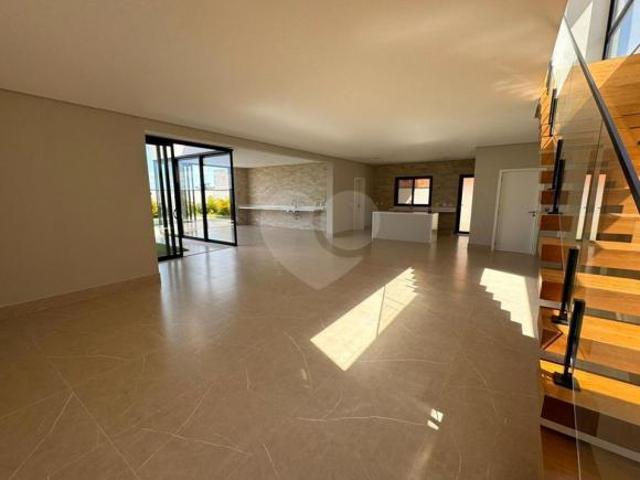 Sobrado com 4 suítes, piscina, sala ampla, quadras, box market e muito mais. Não perca esta oportuni