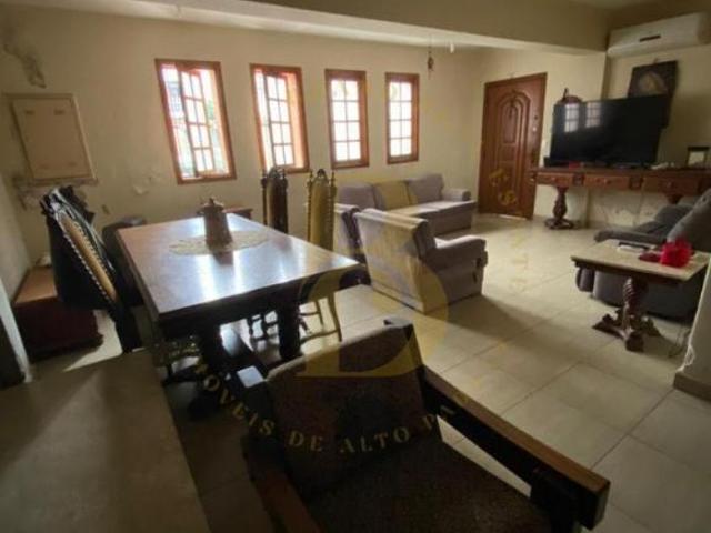 Sobrado com 500 m², 4 quartos sendo 2 suítes 5 vagas 2 ediculas à venda no bairro Vila Cordeiro prox