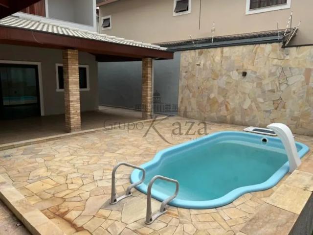 Sobrado com 5 Quartos e 4 banheiros à Venda, 320 m² por R$ 1.500.000