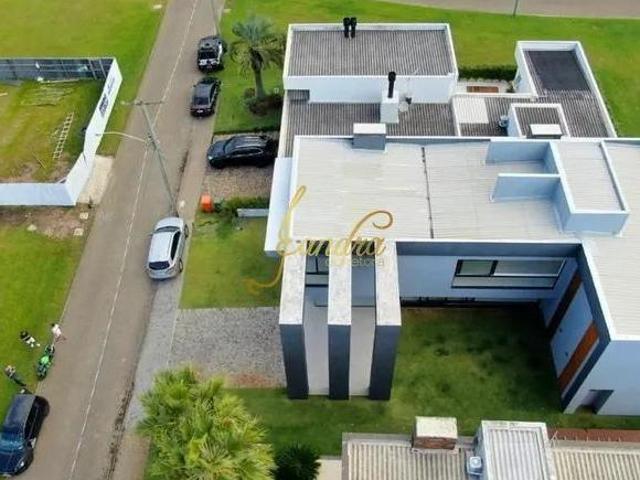 Sobrado com 5 suítes em condomínio fechado