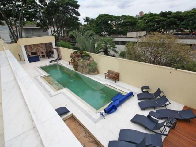 Sobrado com 6 quartos à venda em Pacaembu SP