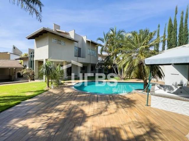 Sobrado, com 6 suítes, 9 vagas de garagem 1.000 m² de terreno com 515 m² de construção