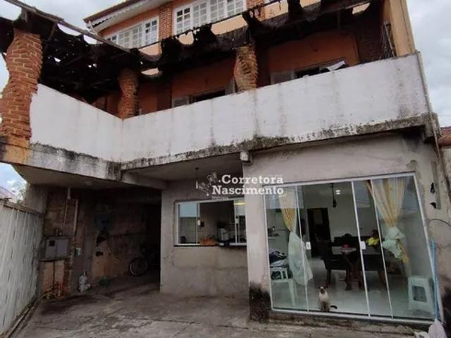 Sobrado com 7 Quartos e 3 banheiros à Venda, 215 m² por R$ 470.000