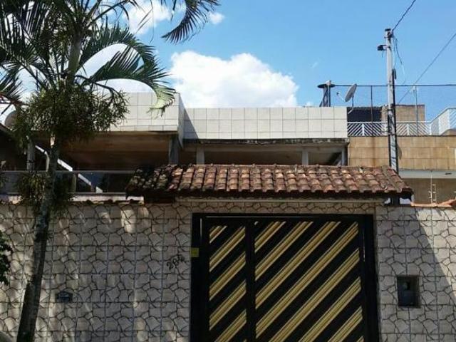 Sobrado com 7 quartos, piscina, quintal e muito espaço!