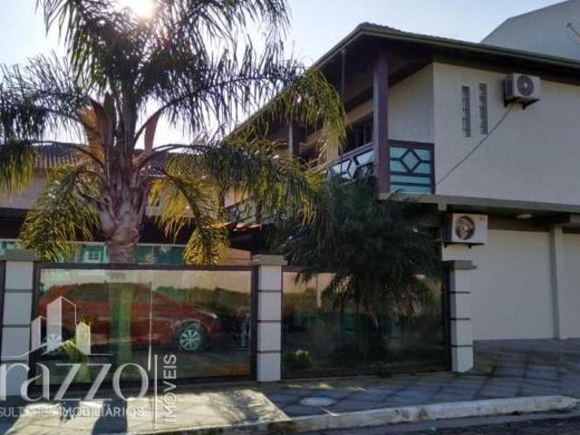Sobrado com 03 dormitório, quiosque e piscina em Tramandaí