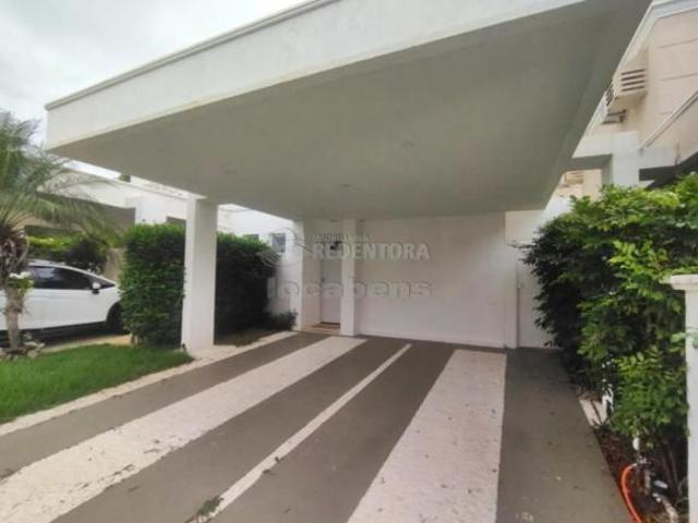 Sobrado com 03 dormitórios, 02 vagas de garagem cobertas no bairro Green Village III