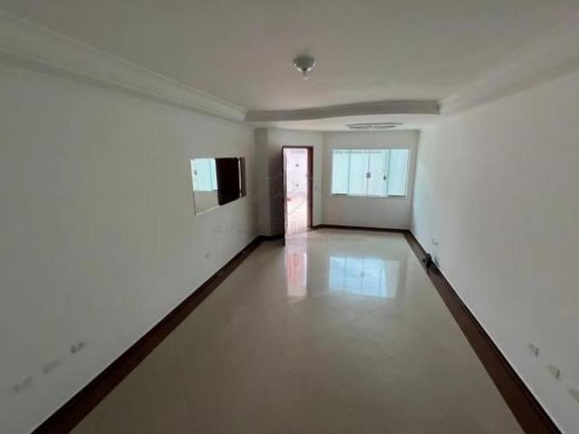 Sobrado com 03 dormitórios à locação, 200m² no Bairro Jardim Santo André/SP