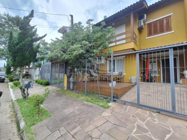 Sobrado com 03 Dormitórios com Suíte e Lareira no Residencial Jardins do Prado