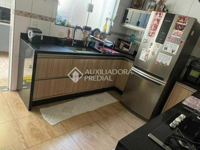 Sobrado com 03 quartos, 01 suíte com planejados Cozinha planejada. 02 Vagas