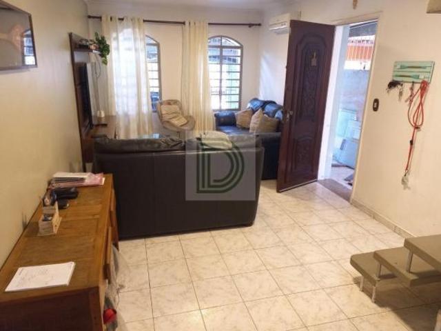 Sobrado com 03 quartos 01 suíte com sacada. 02 vagas. 171 m²