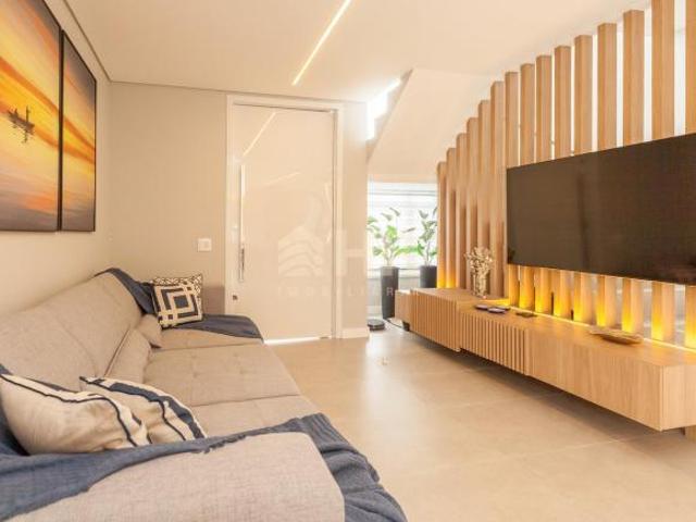 Sobrado com 03 suítes e 01 vaga de garagem Balneár
